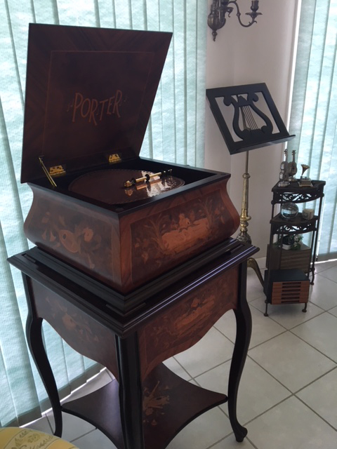 Porter Disc Player Music Box - The Swan Elite